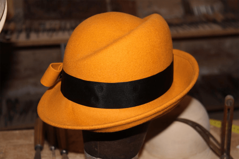 Boutique de chapeaux, formes et accessoires de chapellerie